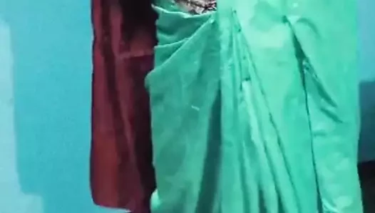 穿着绿色纱丽服 Xhamster