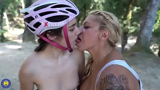 Stiefmutter und Tochter haben Tabu-Sex, während Papi weg ist | xHamster