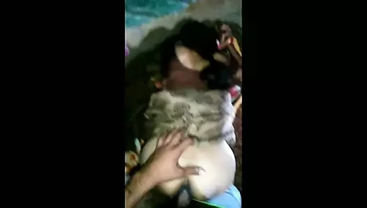 Stacy Bloom in een sexy blauw nachthemd neemt een enorme dildo van Mrhankey in haar kont en ...