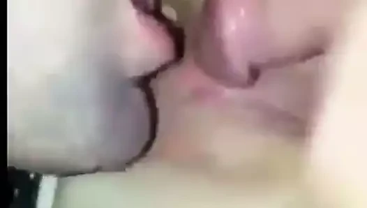 Ehemann lutscht zum ersten mal schwanz vor ehefrau | xHamster