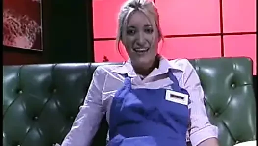 Lamiendo Los Dedos De Los Pies Debajo De La Mesa Se Convierte En Una