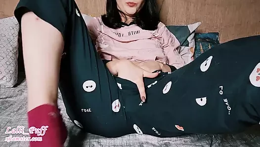 Deutsche Freundin fingert sich selber auf dem Sofa zum Orgasmus | xHamster