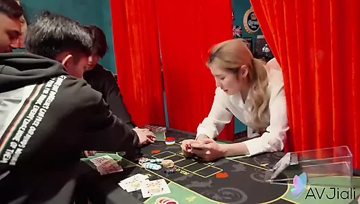陌生人在公共火车上乱搞热辣少女的阴户，她喜欢公共场合性爱 Xhamster