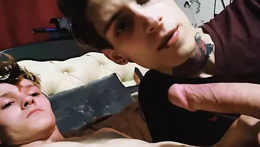 Geile twink vriendjes houden ervan om pik te zuigen | xHamster