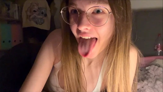 自分のマンコを舐める女の子（正しいバージョン） Xhamster