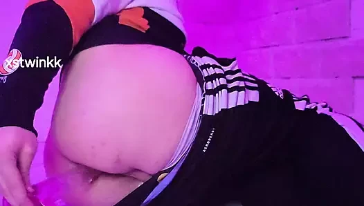 Twink把一根假阳具塞进他的菊花 Xhamster