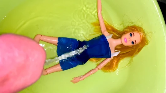 Kleiner Penis Vögelt Kommt Und Pisst Auf Barbie Sperma Und Pisse