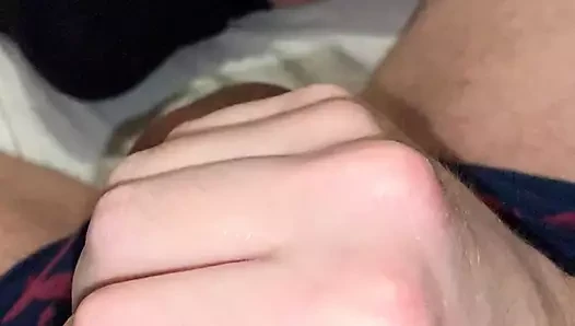 Hombre heterosexual mira porno y se masturba una gran polla | xHamster